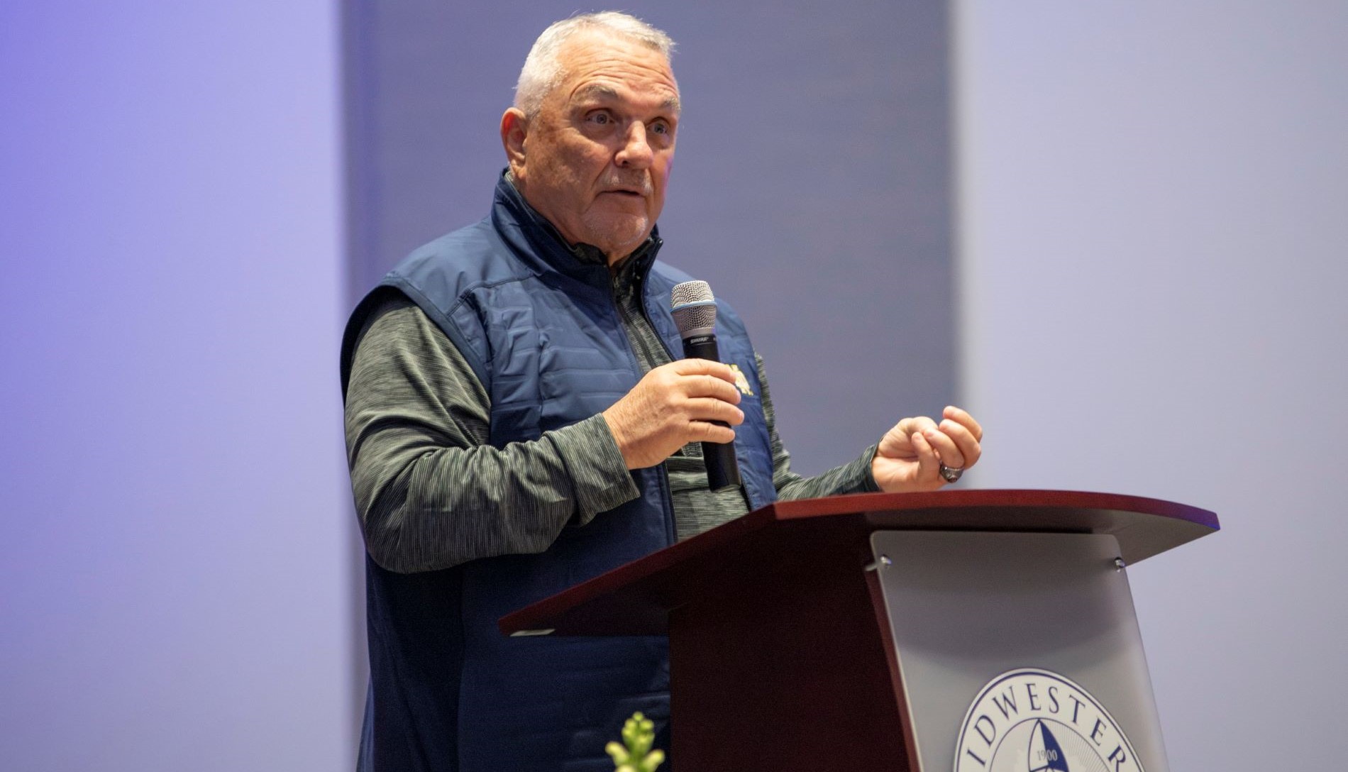 Rudy Ruettiger delivers “An Evening of Inspiration” at Midwestern ...